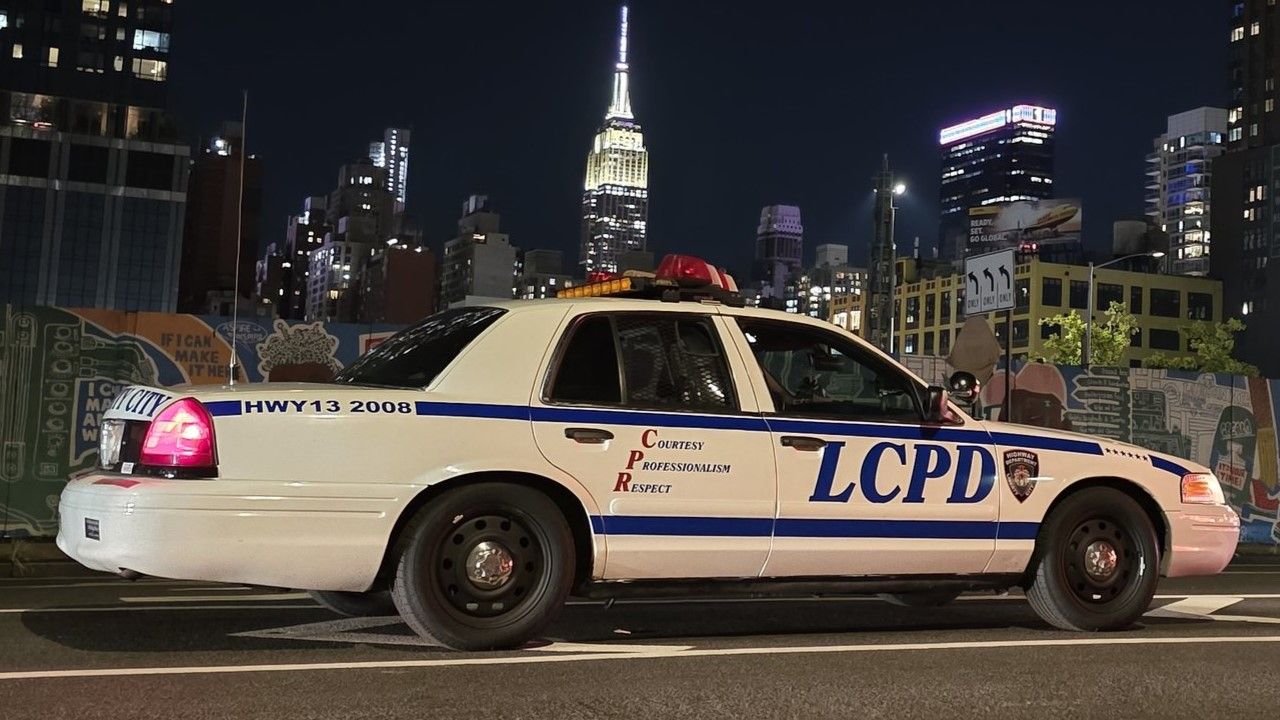 Фанат воссоздал полицейскую машину LCPD из GTA 4 и разъезжает на ней по ...